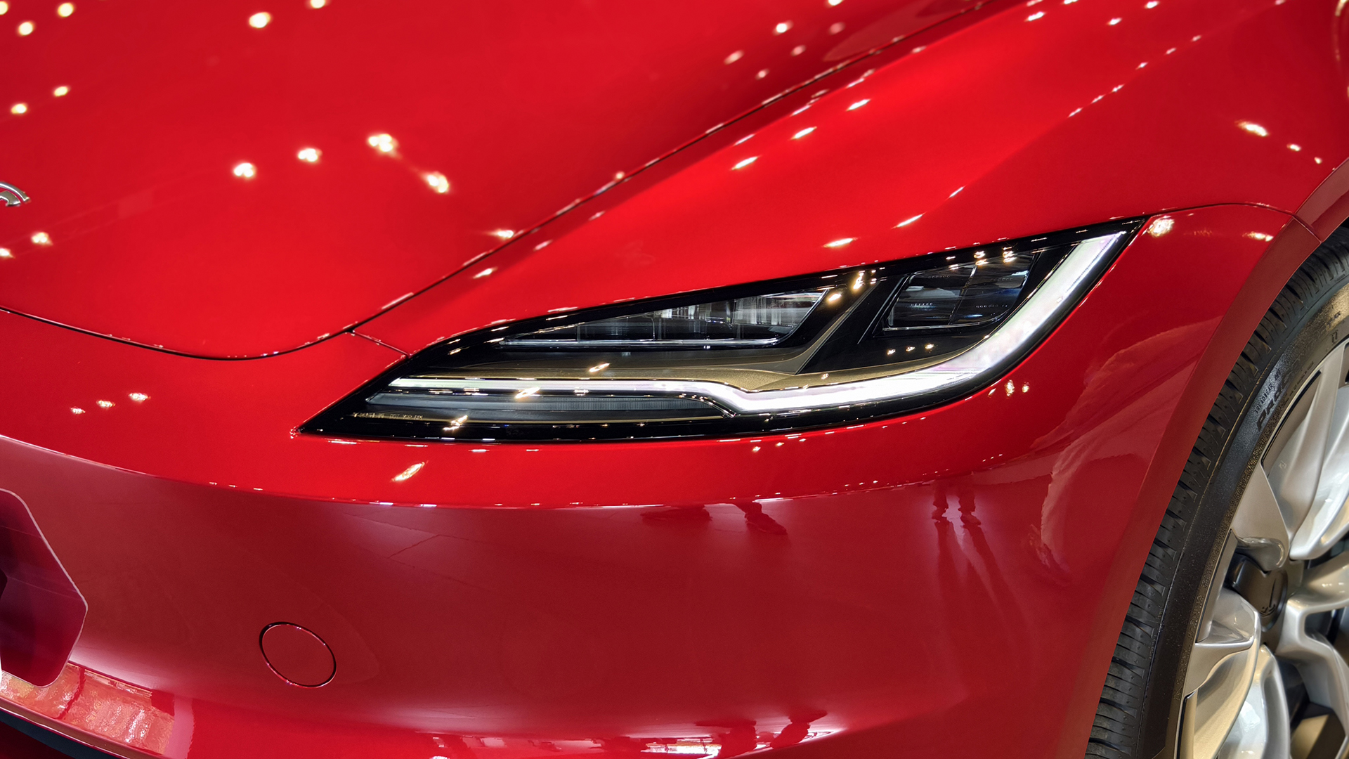 Tesla 特斯拉 Model 3 煥新版預計 5 月中下旬交車!全台 8 間展示體驗店已經開放賞車 News Pie