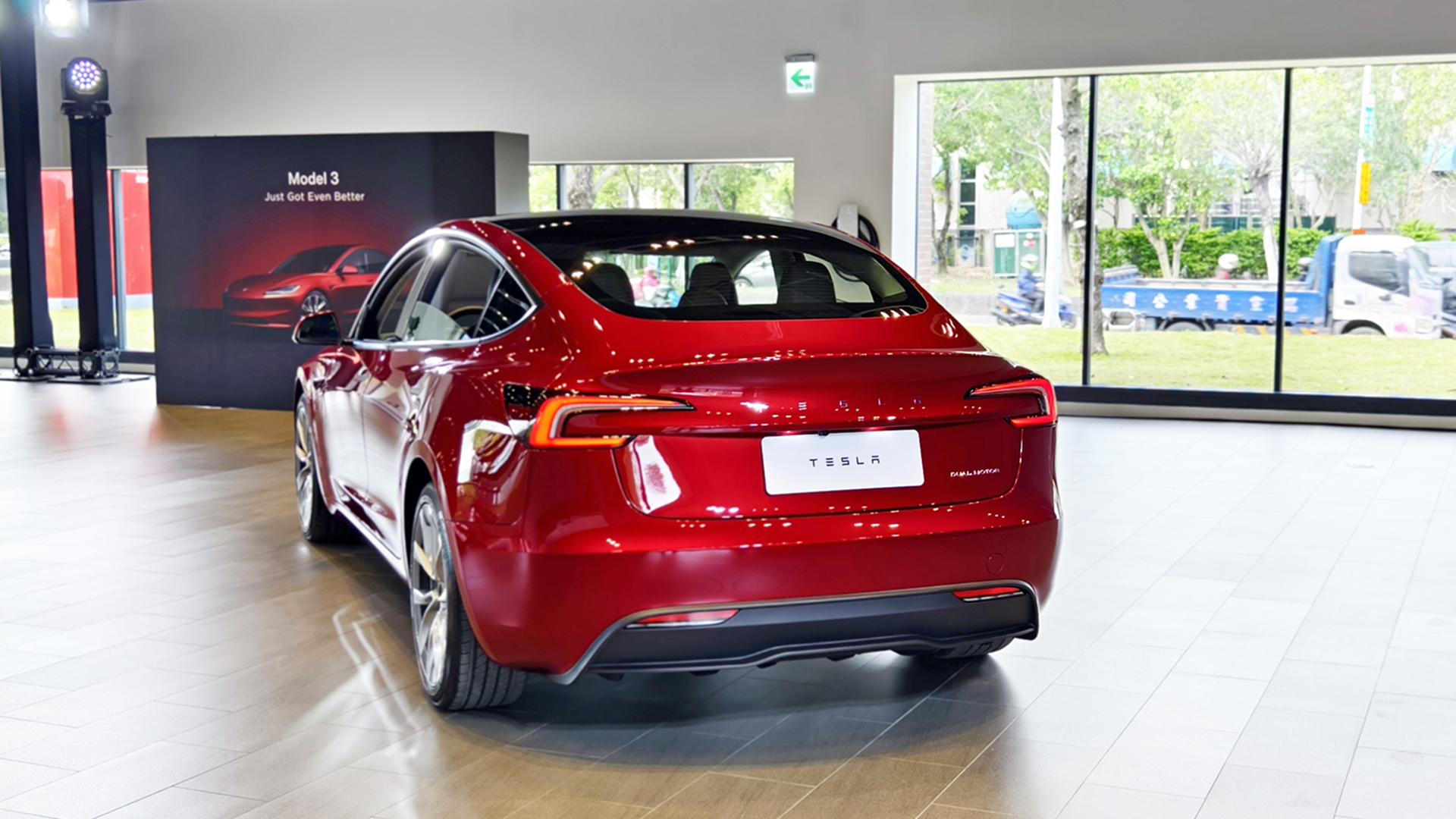 Tesla 特斯拉 Model 3 煥新版預計 5 月中下旬交車!全台 8 間展示體驗店已經開放賞車 News Pie